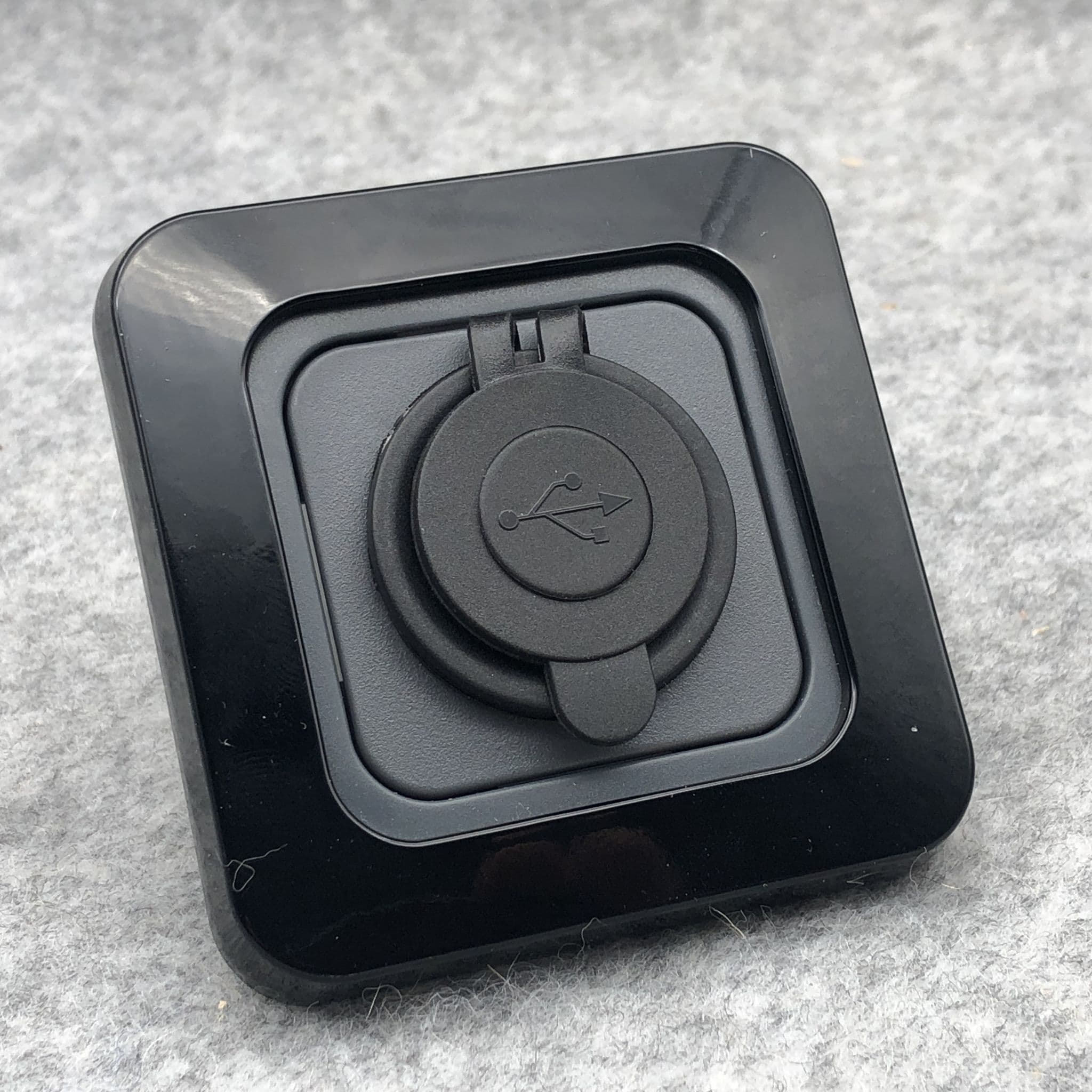 CBE C-Line Twin USB Socket Surround & Faceplate Gloss Black - CT Range